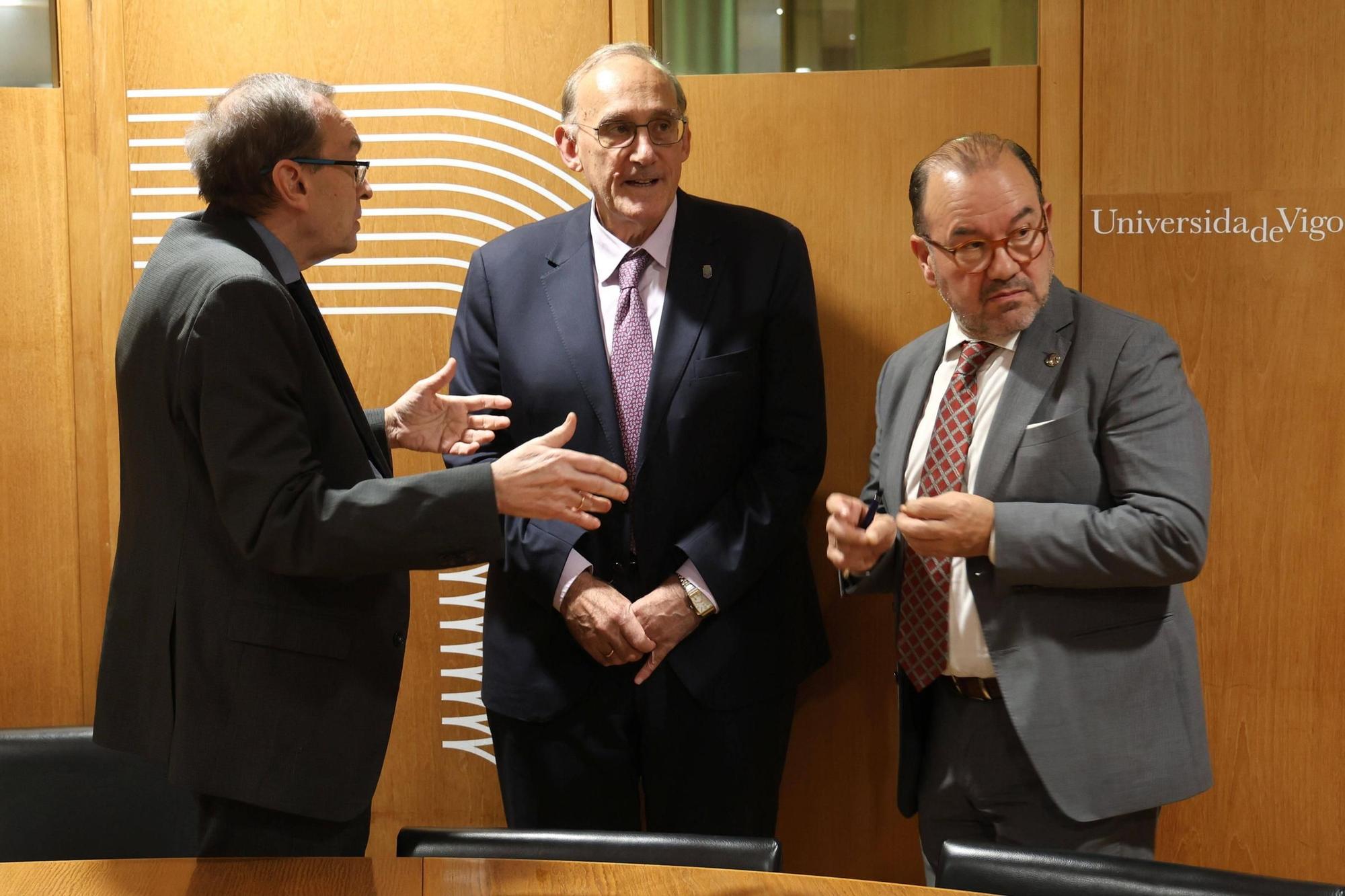 Cumbre de los tres rectores gallegos por el grado de Medicina