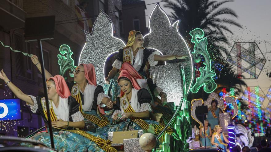 Desfile multicolor de las fiestas de Santa Pola