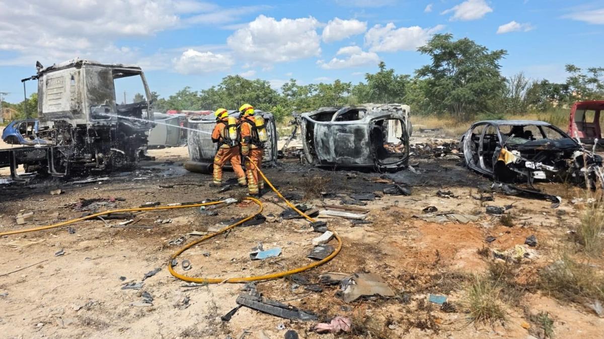Incendio Valencia Hoy | Un incendio calcina un camión y cuatro coches en un descampado de Riba-roja