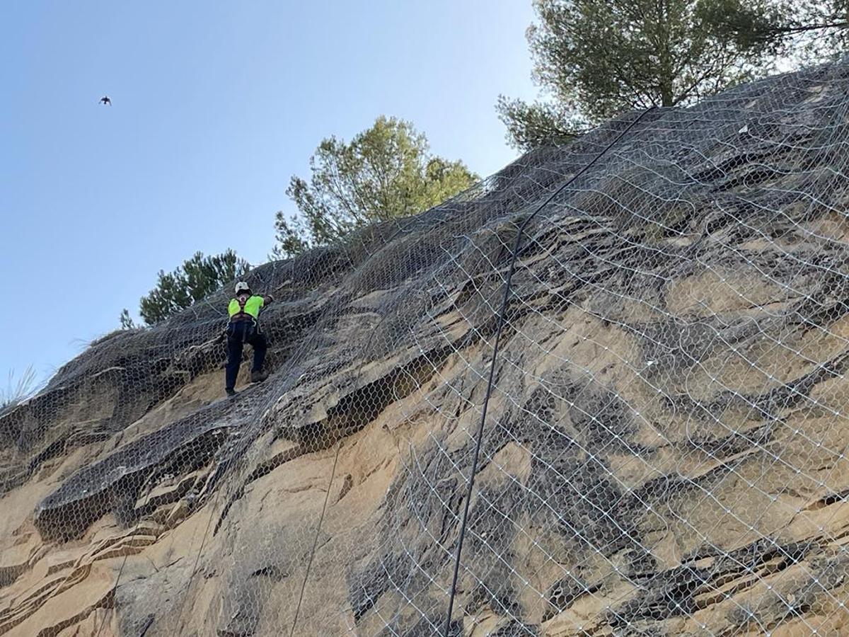 Las obras de protección de un talud obligan al corte parcial de la ...