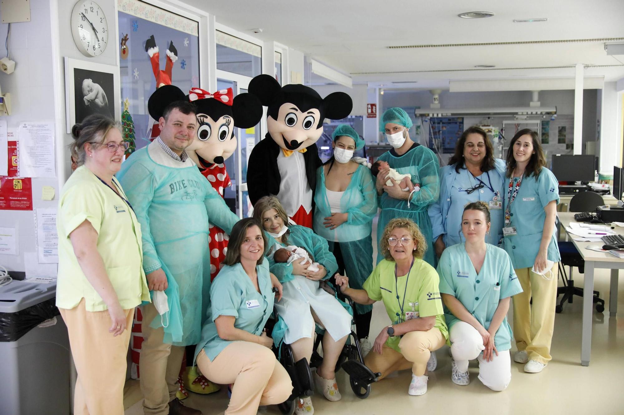 Mickey y Minnie Mouse visitan a los niños del Hospital de Cabueñes (en ...