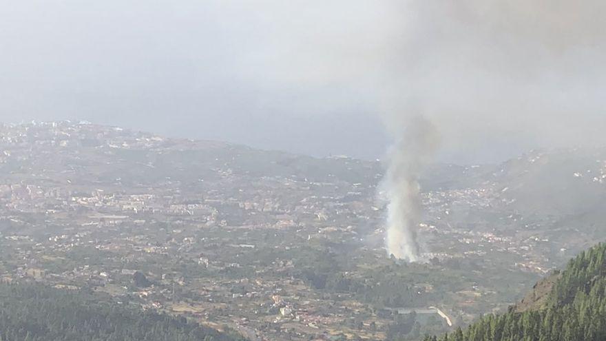 A fire in Tenerife forces the evacuation of several houses