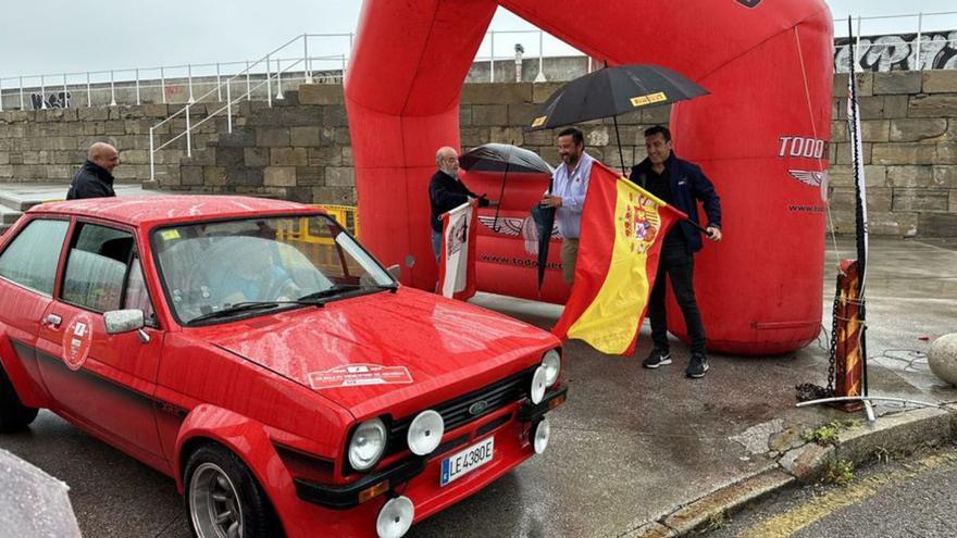 Rally de coches clásicos entre el puerto deportivo y el golf de La Llorea