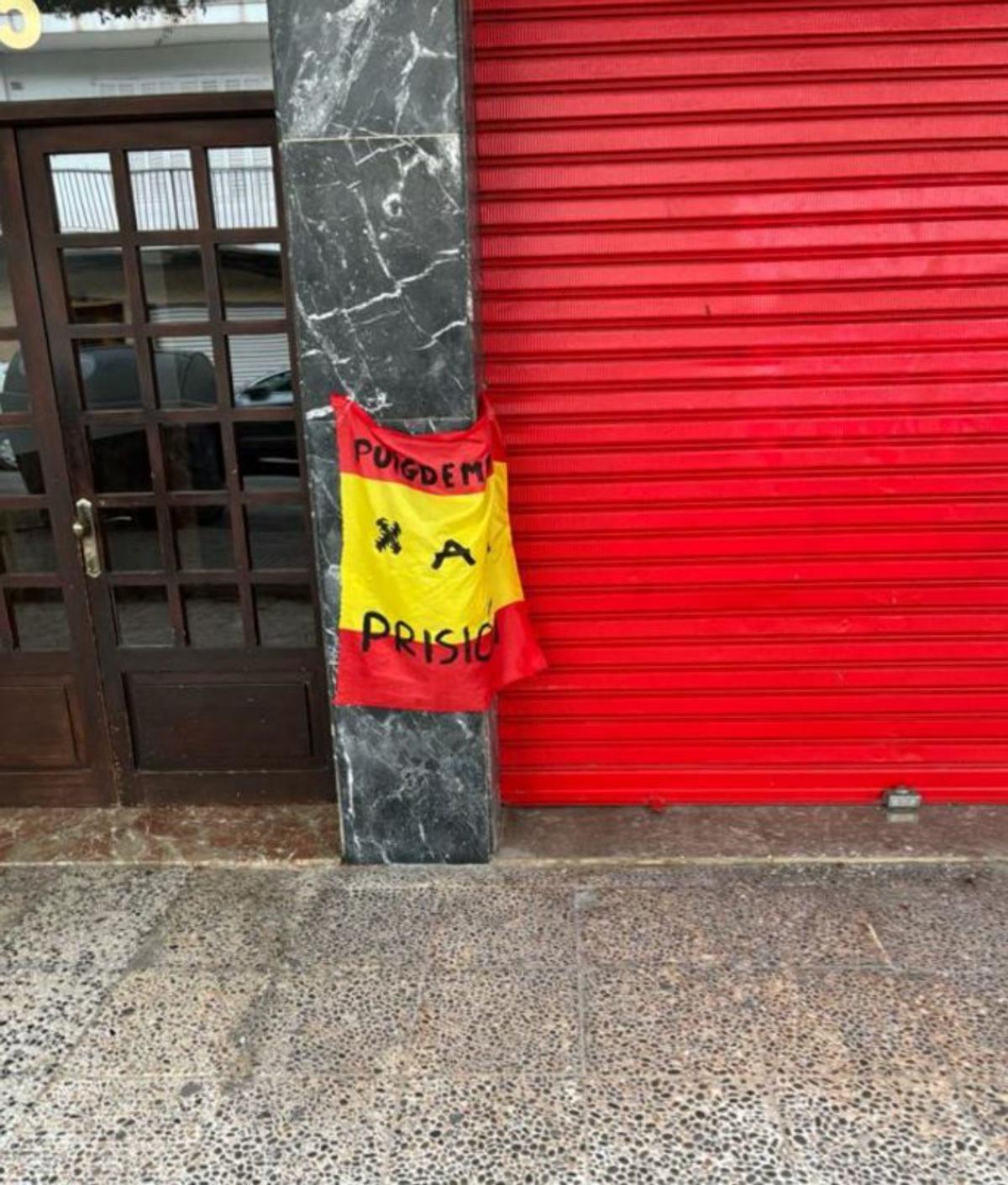 Bandera contra la amnistía en la sede del PSOE en Vila - Diario de Ibiza
