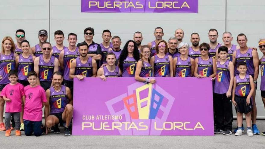 La 'Armada Morada' del Puertas de Lorca cumple veintidós años