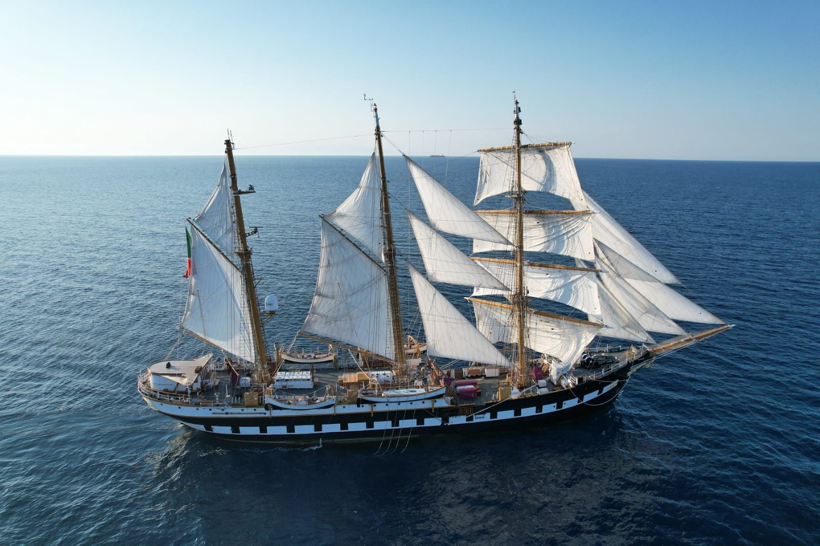 La goleta italiana de la Marina Militare 'Palinuro'