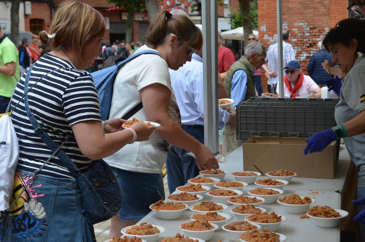 GALERÍA: La comida popular del viernes del Toro de Benavente, en imágenes