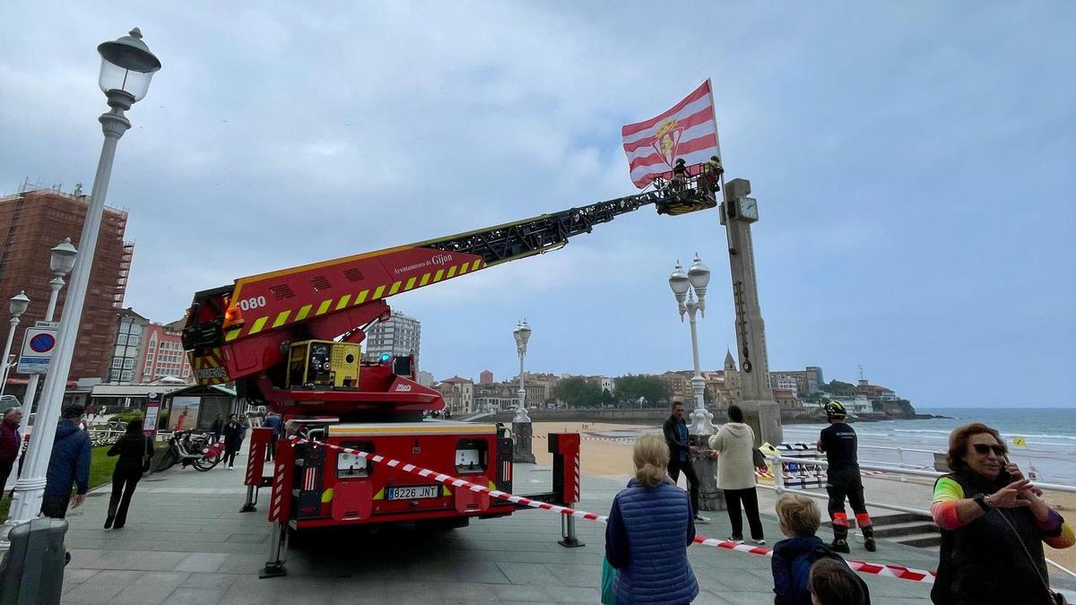 La bandera del Sporting ondea en la Escalerona