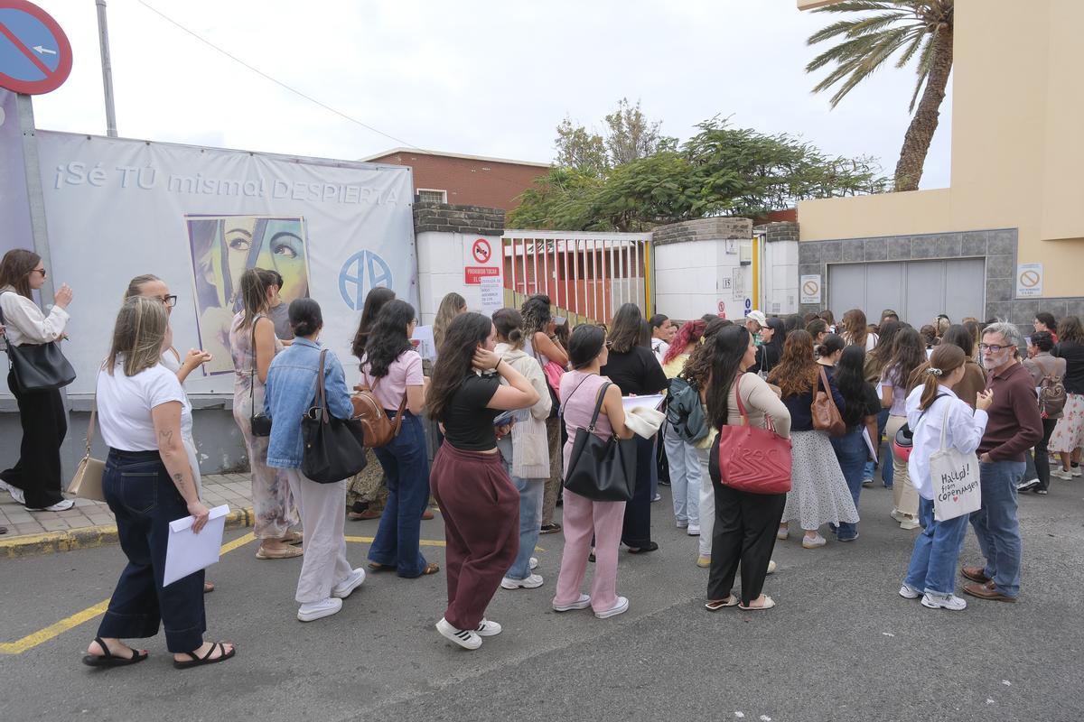 Los rostros de los aspirantes a maestro en Canarias: "Esperamos que la ...