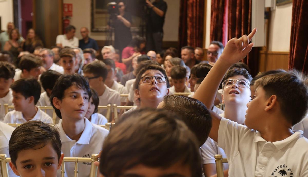 Las voces de los niños del Misteri resuenan en el Salón de Plenos de Elche