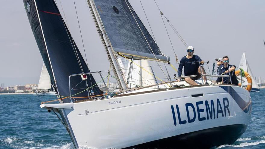 El equipo del RCN Valencia con la embarcación ILDEMAR IV en diferentes ...
