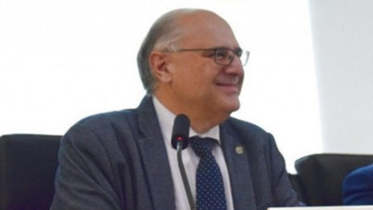 Roberto Robles, nefrólogo: "Cuando llegas a cierta edad, todas las historias te parecen la misma"