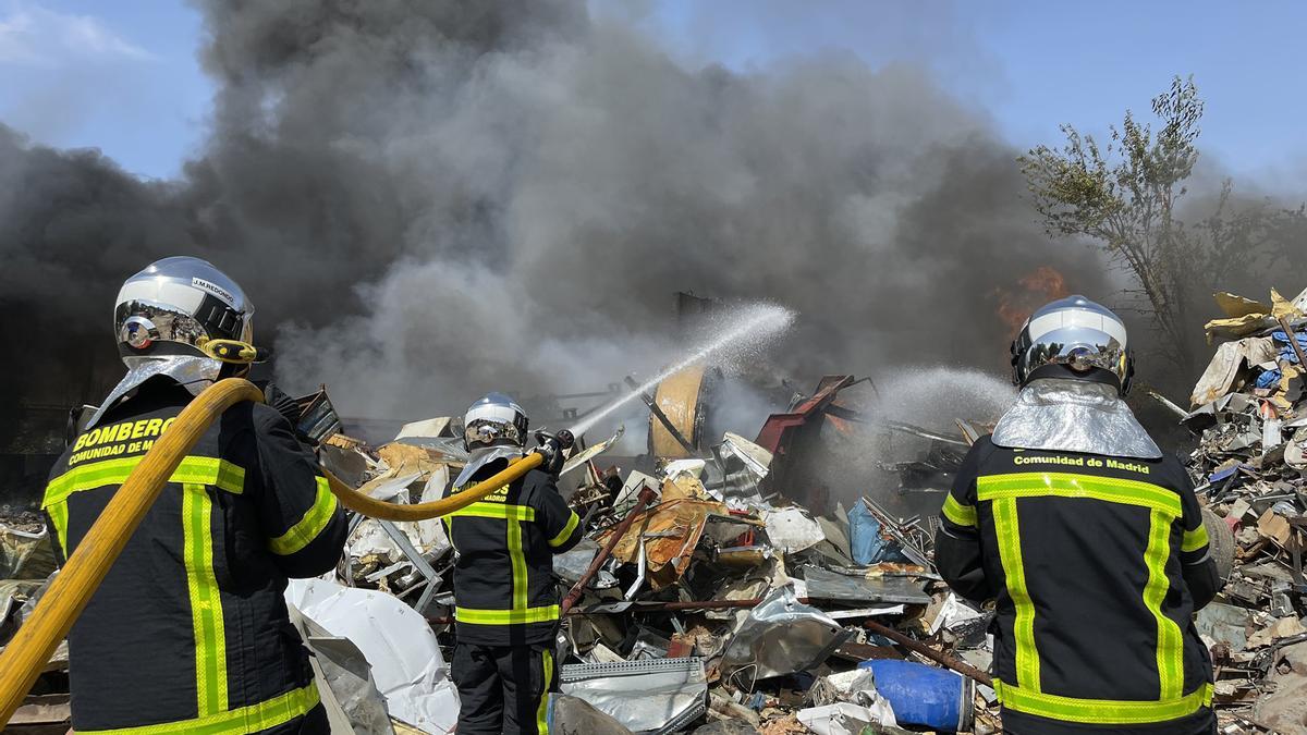 Un incendio en Loeches obliga a interrumpir los viajes de AVE