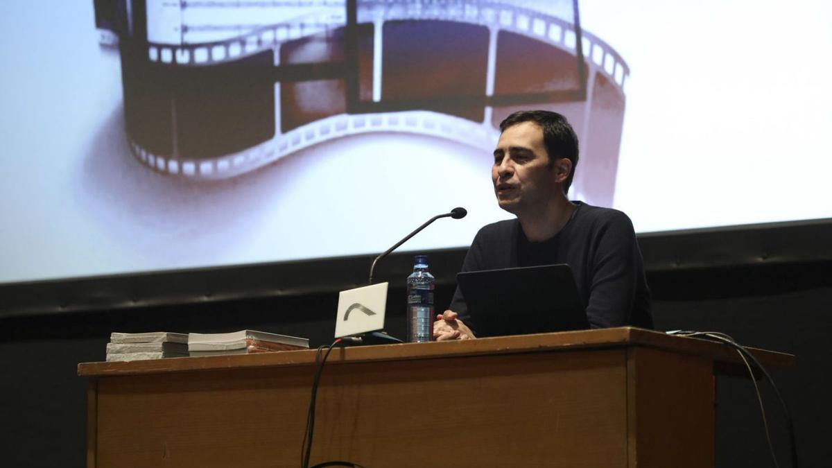El profesor Alejandro Román presenta en Avilés su guía para la creación ...