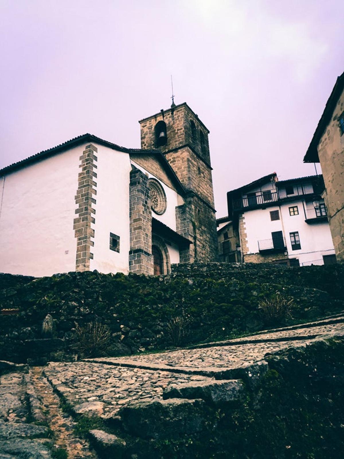 Candelario, el pueblo salmantino de las regaderas y las batipuertas
