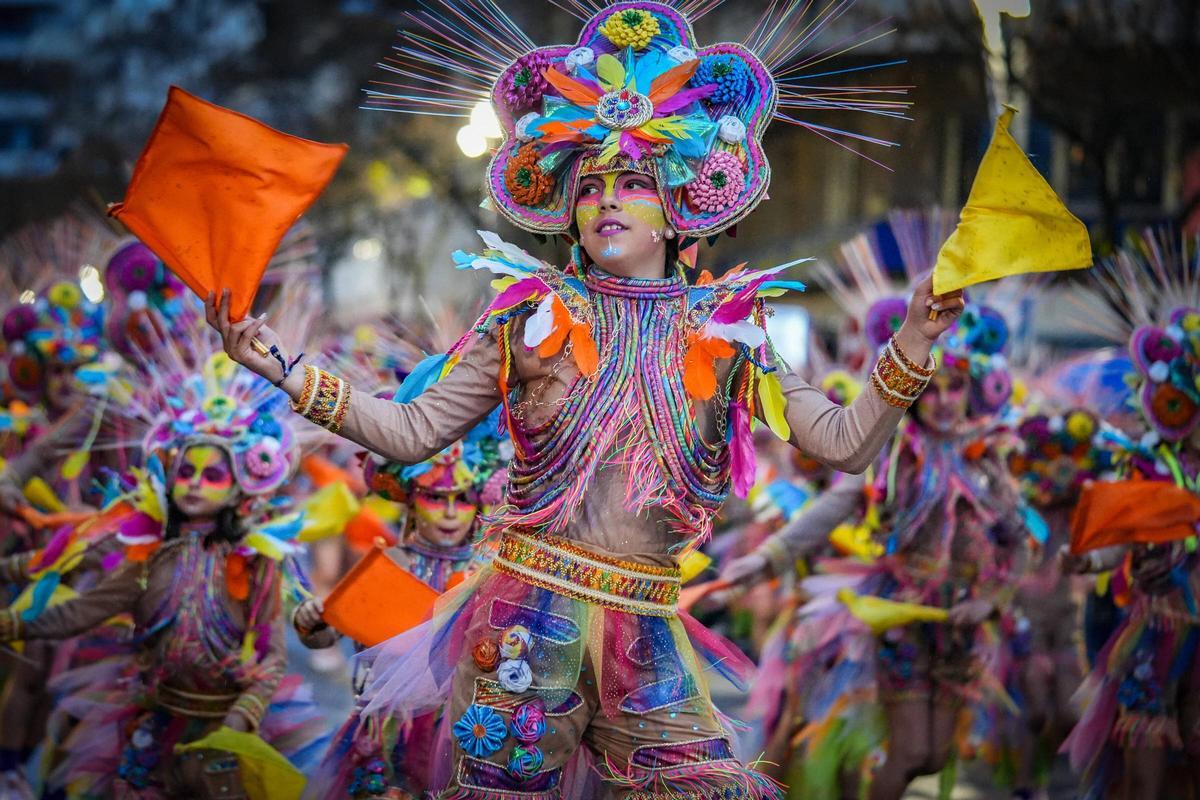 CARNAVAL COMPARSAS GRUPOS ANIMACIÓN ARTEFAACTOS DESFILE BADAJOZ ...