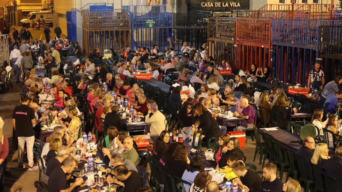 Onda homenajea a sus mayores y comparte mesa en el 'tombet de bou'