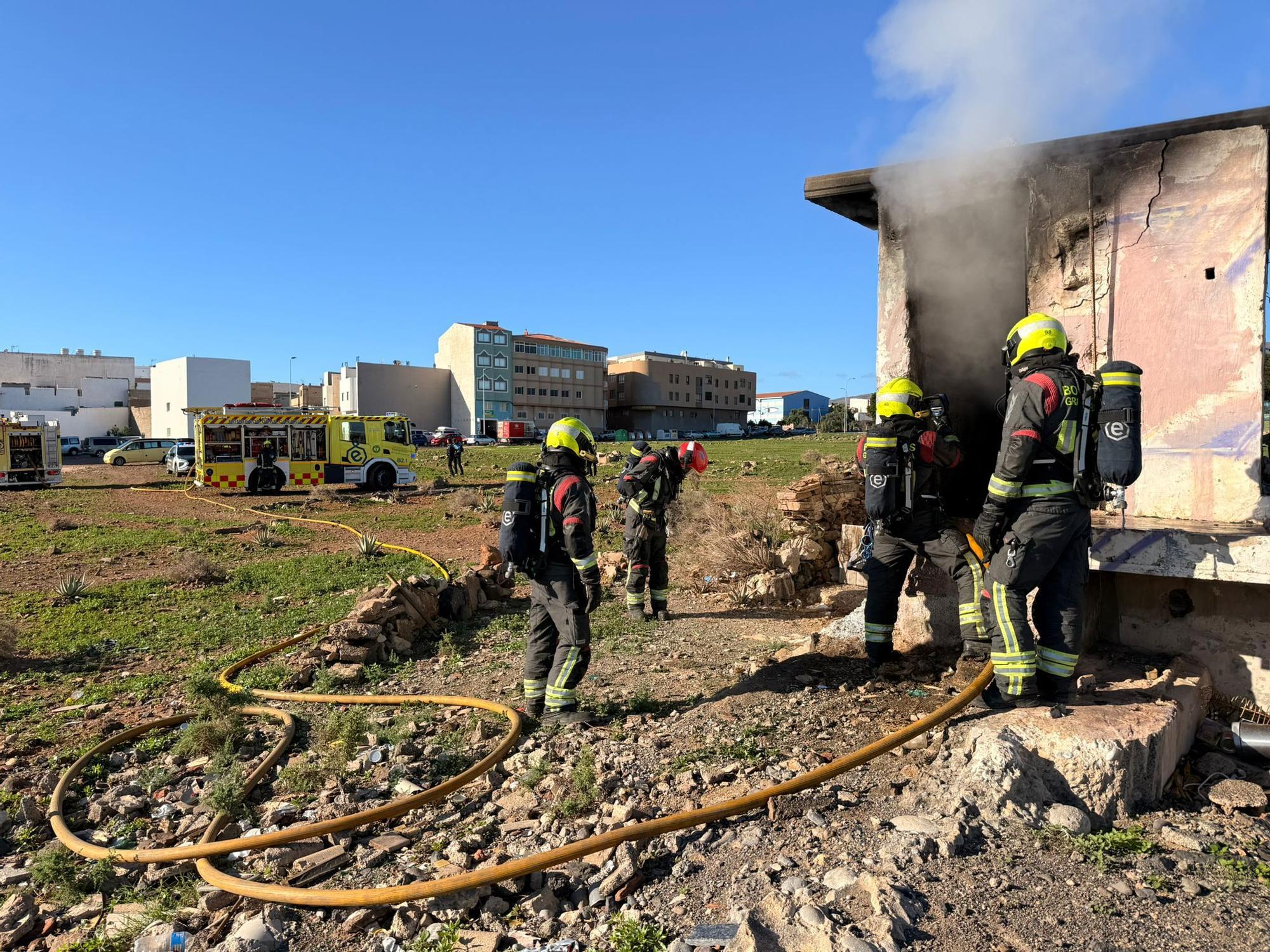 FOTOGALERÍA| Incendio cuarto de pozo abandonado en zona Vecindario