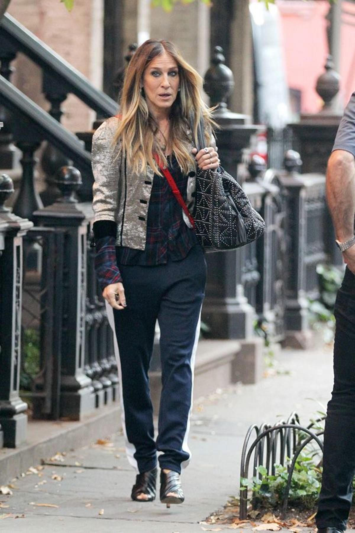 Sarah Jessica Parker con chaqueta metalizada y look 'sporty' - Woman