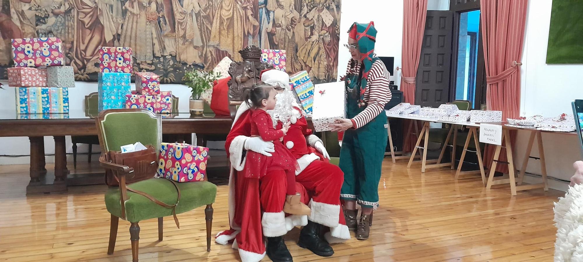 GALERÍA | Papá Noel entrega regalos a los niños de Toro en el Ayuntamiento