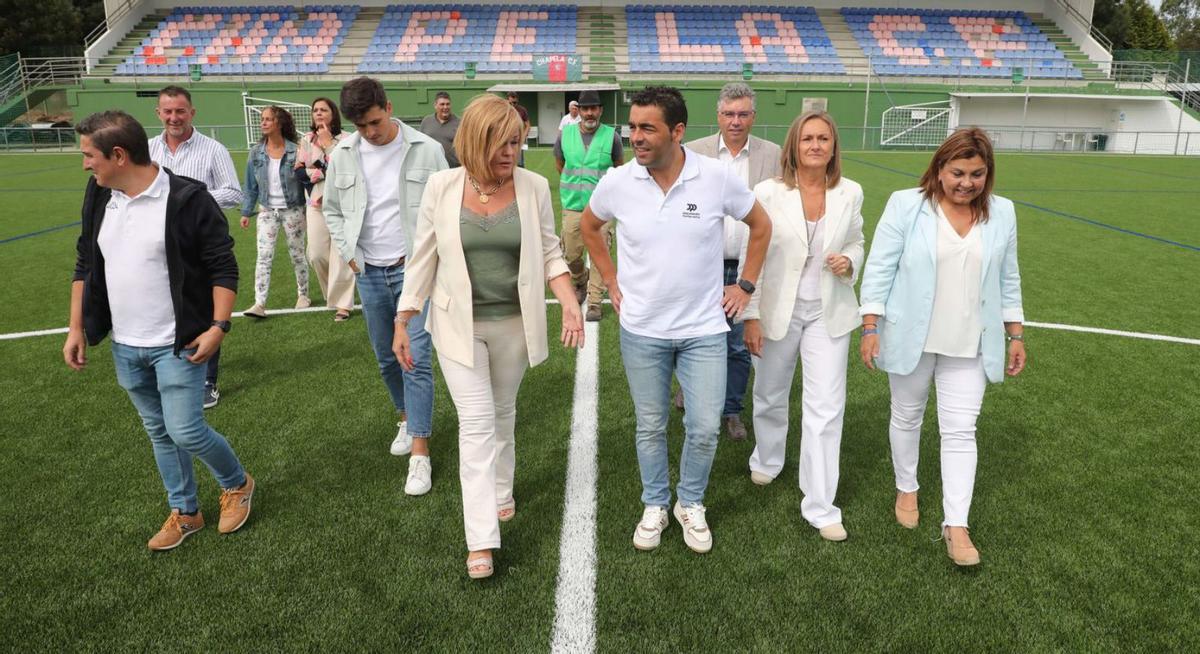 Redondela: El campo de fútbol de Chapela estrena césped e iluminación