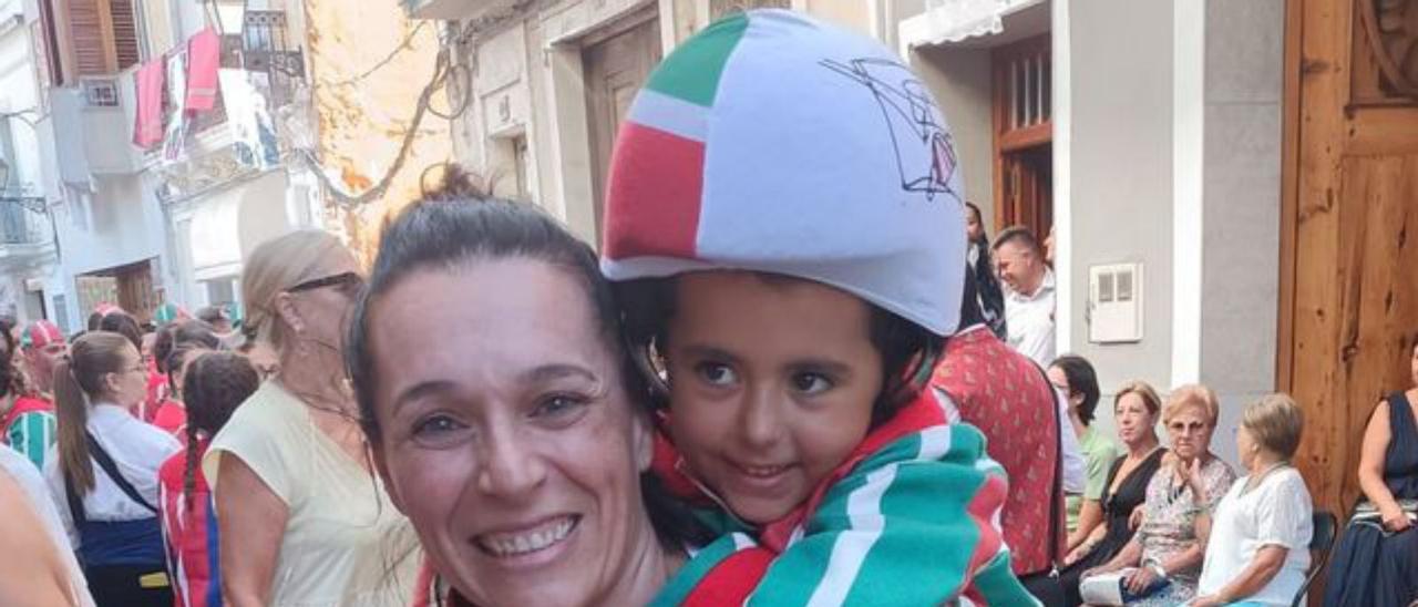 La pequeña Lía Monforte toca el cielo con la «Nova Muixeranga ...