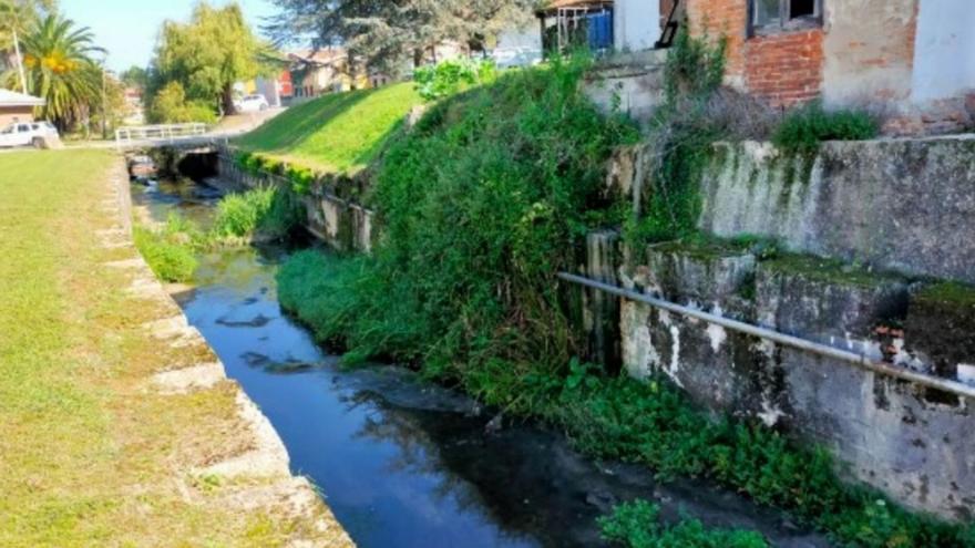 Arrancan los trabajos para limpiar el río Ferrota en Arnao