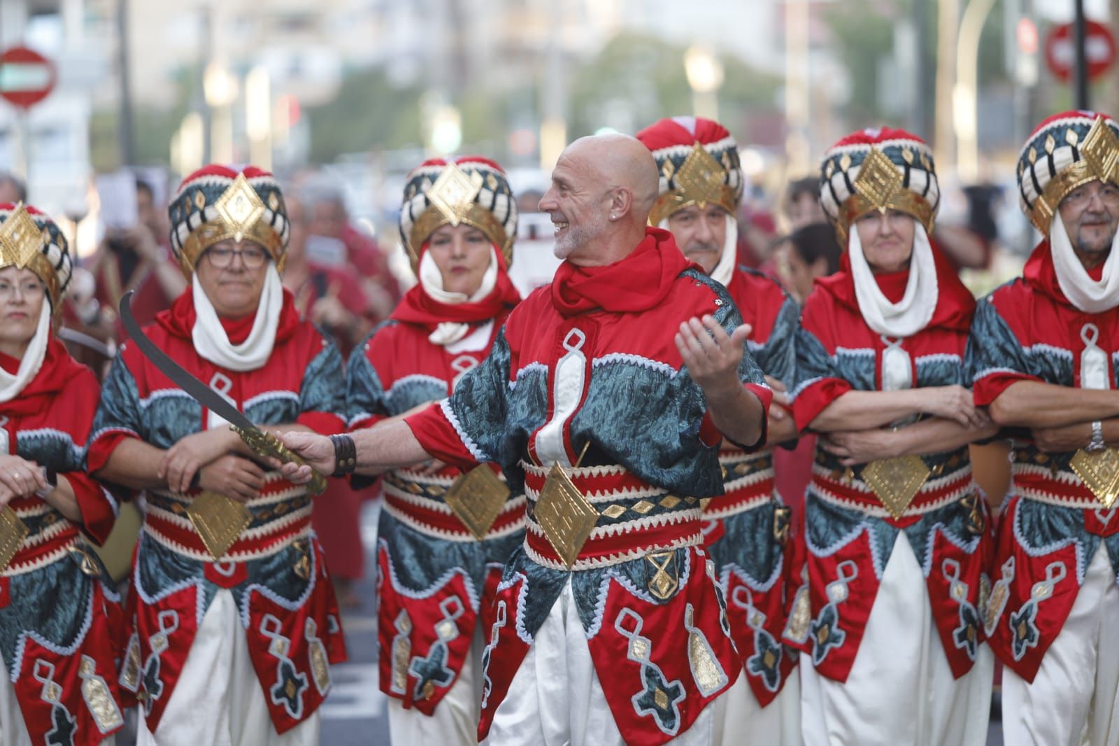 Los Moros y Cristianos desfilan por el Marítim
