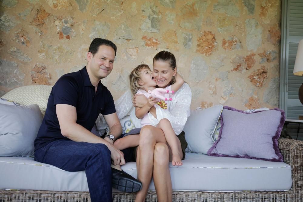 Mallorca y el arte, los amores de Drew Aaron y Hana Soukupova - Diario ...
