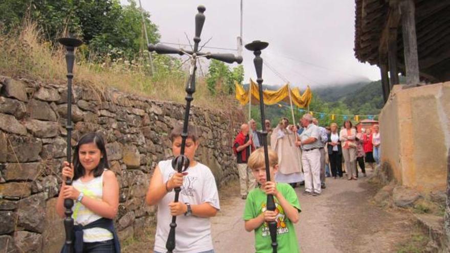 Viegu, en Ponga, celebra su misa sacramental
