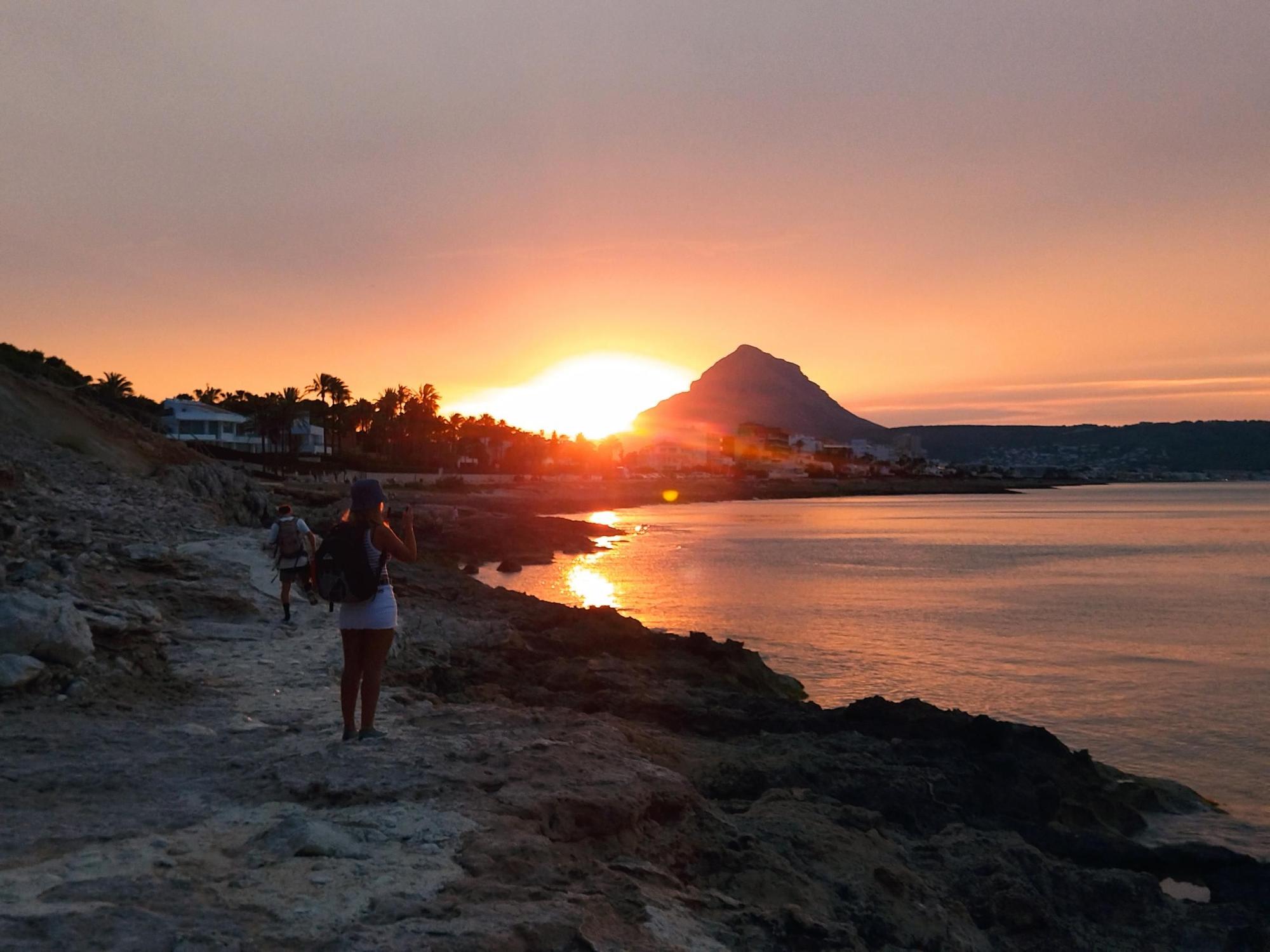 Espectacular puesta de sol en la Cala Blanca de Xàbia