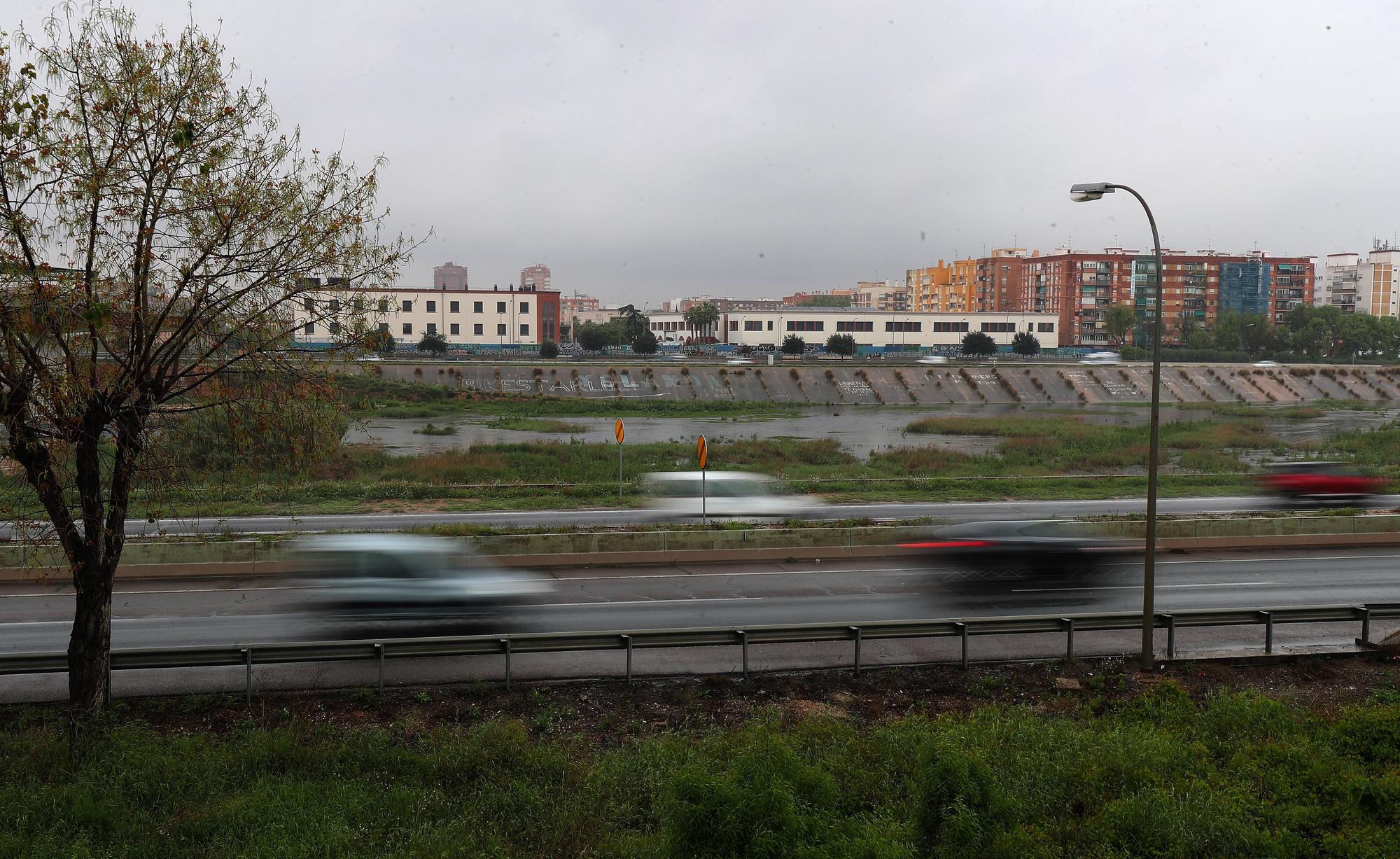 El nuevo cauce del río Turia lleno, de nuevo, por el temporal de ...