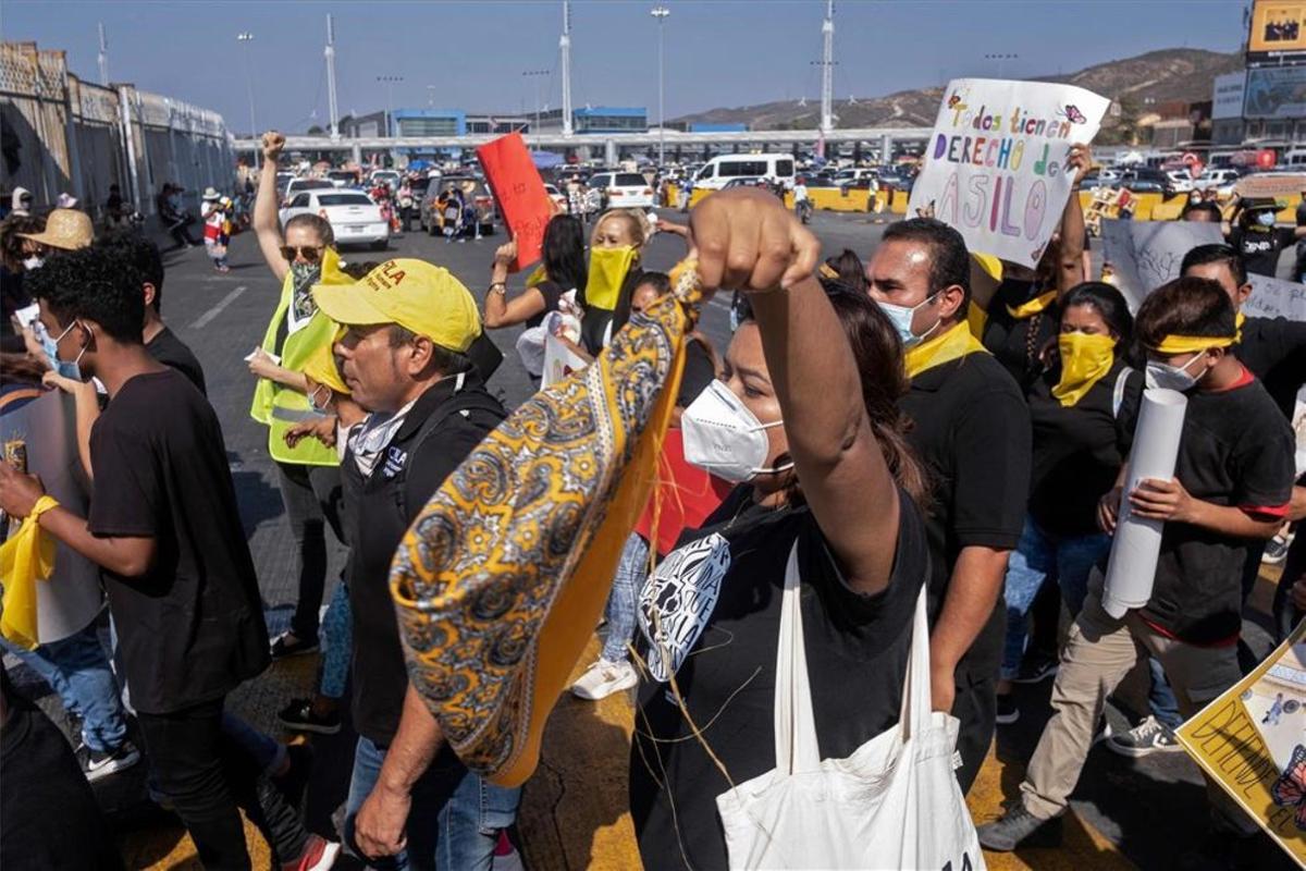 Inmigrantes protestan en la frontera de México y EEUU exigiendo asilo