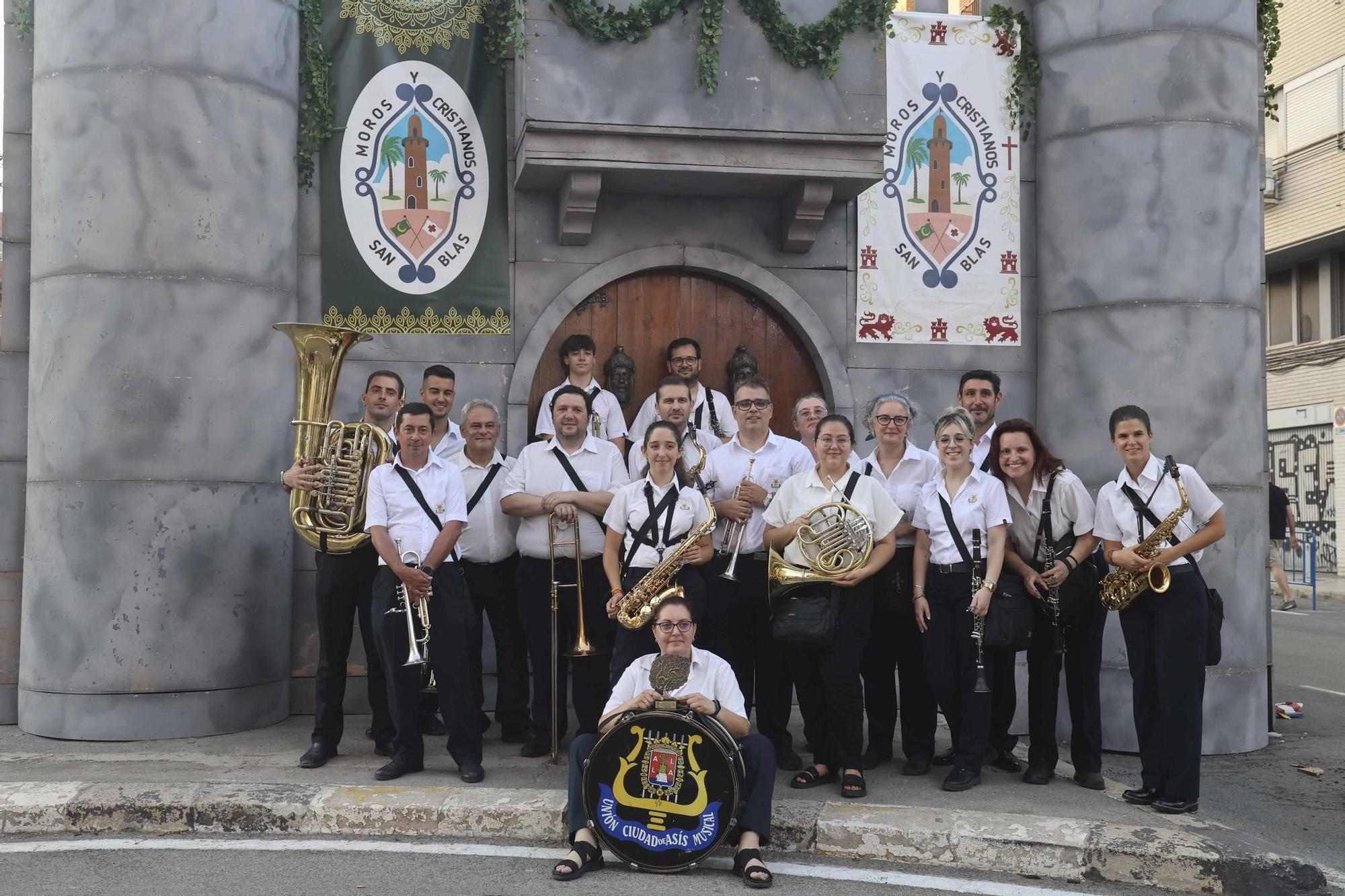 La entrada de bandas da comienzo a los Moros y Cristianos de San Blas