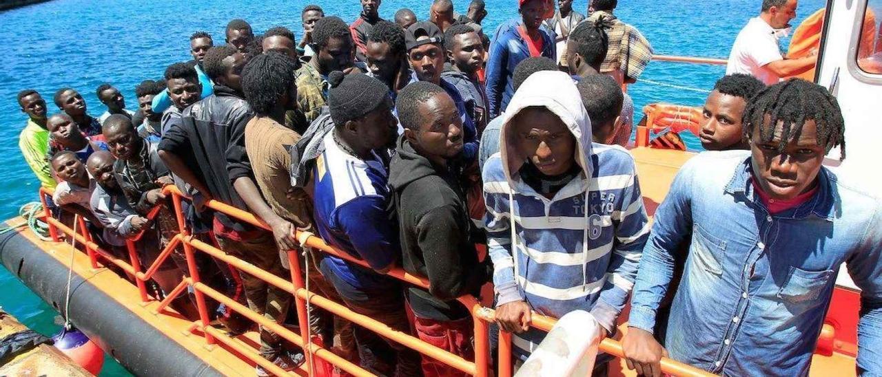 Las mafias de la inmigración colocan a menores al timón de las pateras ...