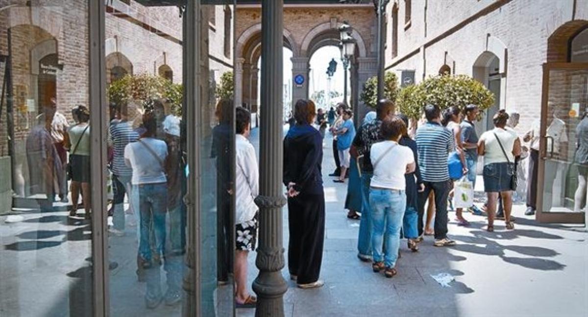 El PSC, ERC e ICV exigen que el Govern comparezca por la RMI - El Periódico