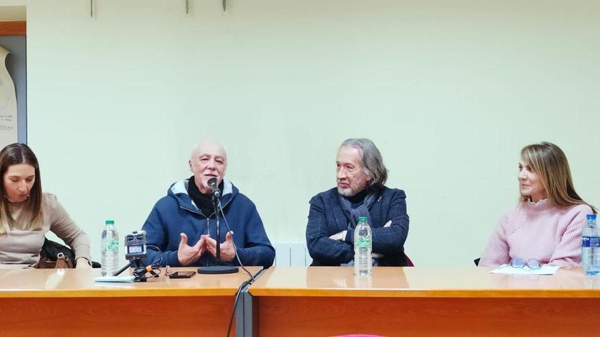 Miguel Rojo presentó en El Entrego su nuevo libro, "Pequeños barcos a ...