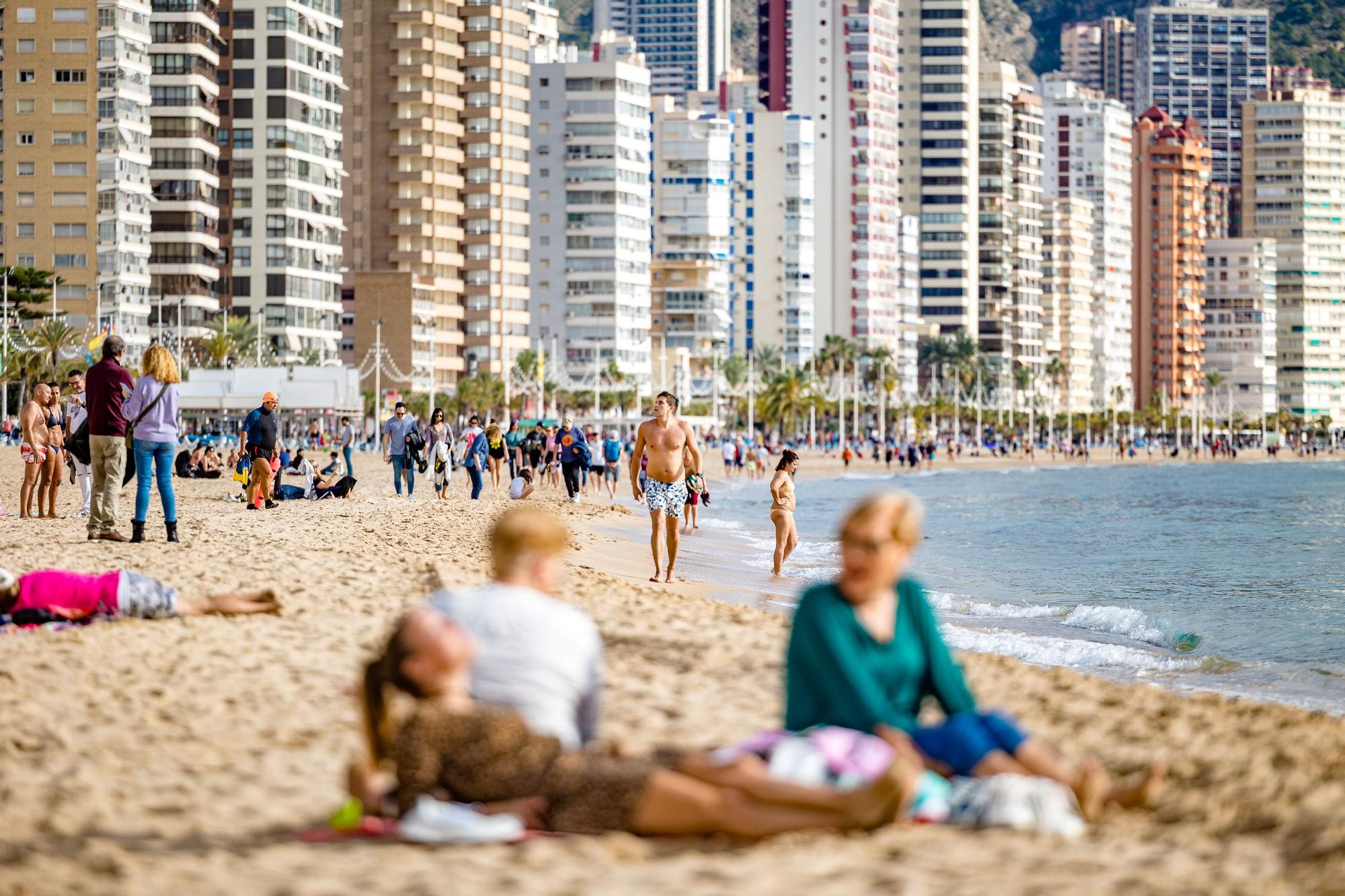 Ambiente turístico y buen tiempo en Benidorm el día de La Constitución