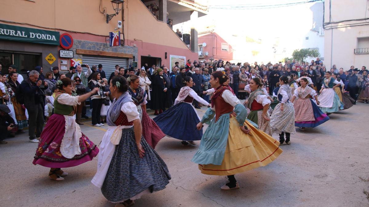Suera sale a la calle para rememorar sus raíces con su muestra etnológica