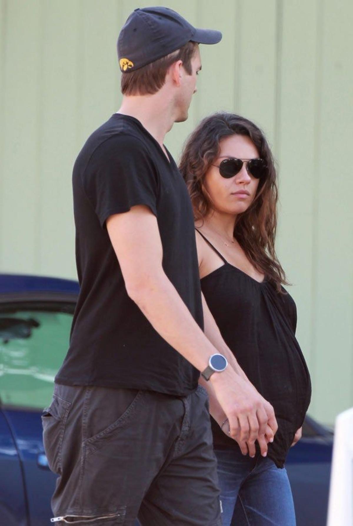 Ashton Kutcher y Mila Kunis, de paseo con mala cara - Cuore