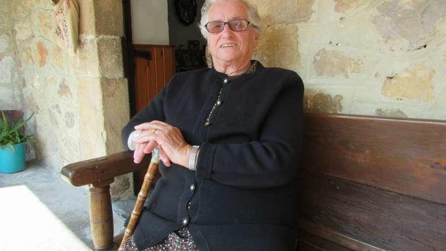 Decenas de personas despiden a la histórica partera de Cabrales Isidora ...