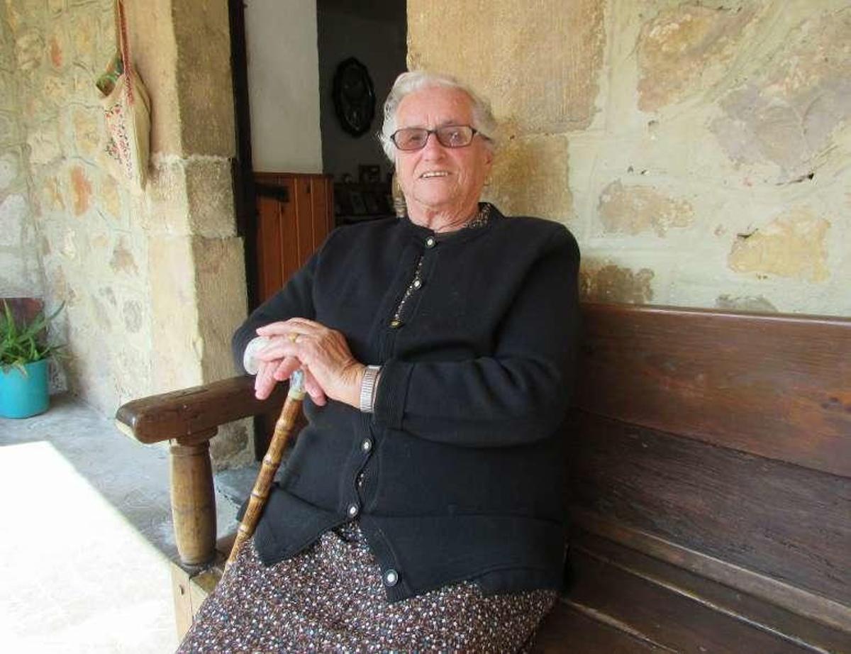 Decenas de personas despiden a la histórica partera de Cabrales Isidora ...