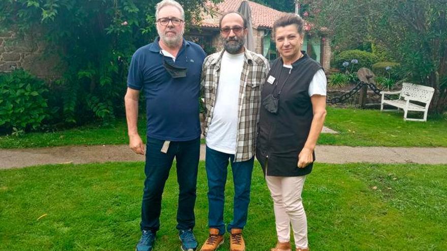 Asghar Farhadi, el galardonado cineasta iraní, de relax en Rianxo