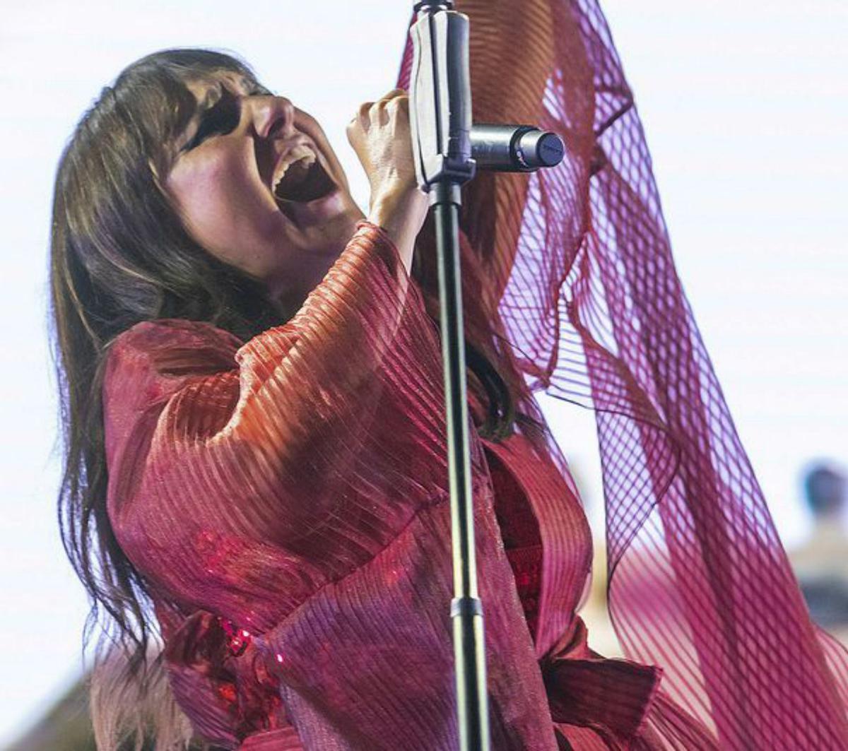 Las bodas de plata de Eva Amaral a pecho descubierto