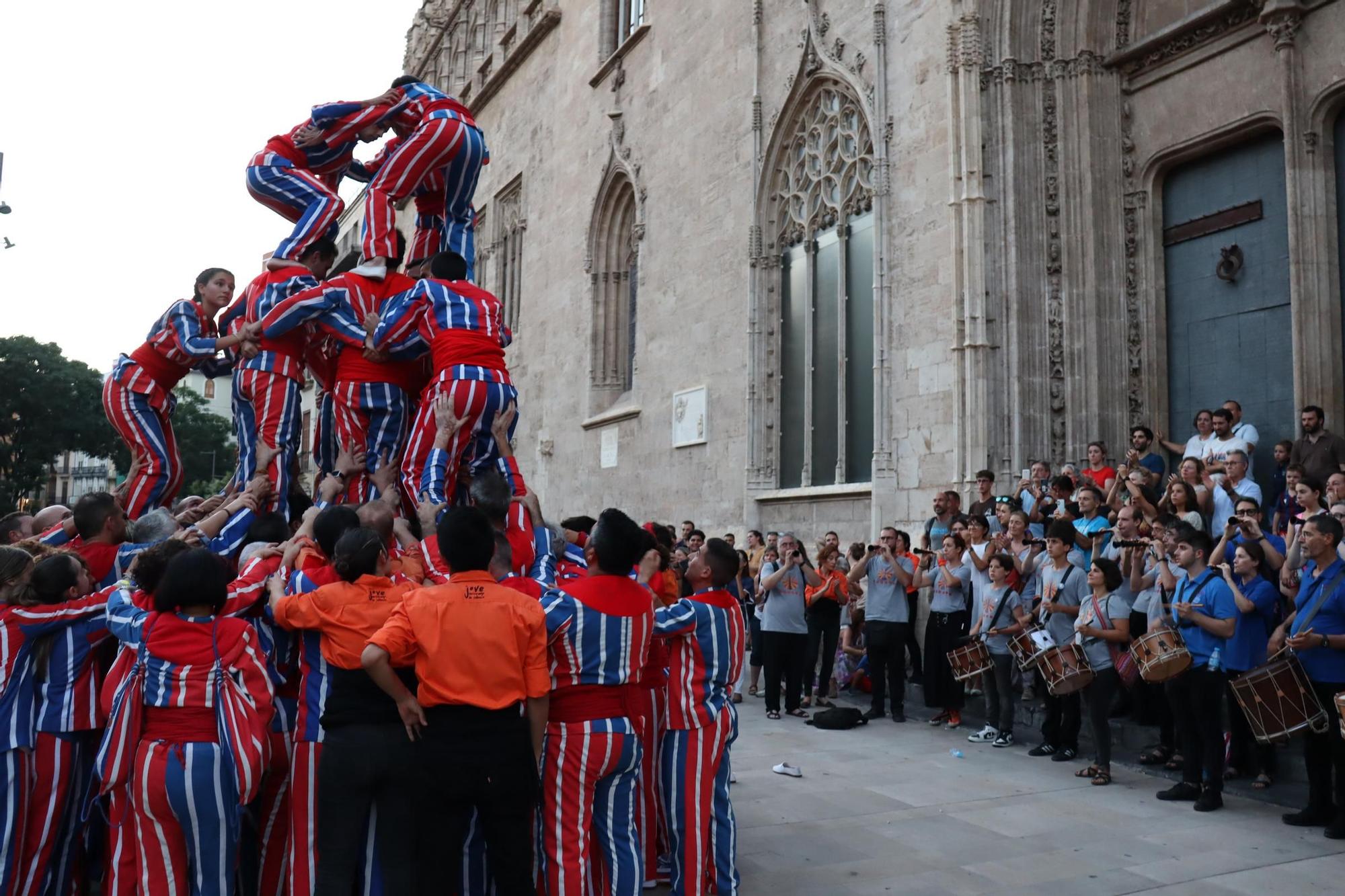 Espectacular exhibición de "Muixeranga" en las calles de València