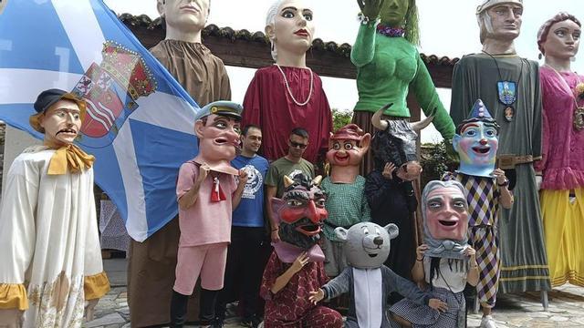 Os xigantes e cabezudos de Nigrán viaxan a Neda