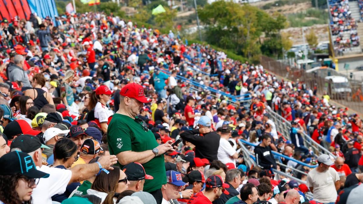 GP VALENCIA: La 'marea roja' da color al Circuit Ricardo Tormo
