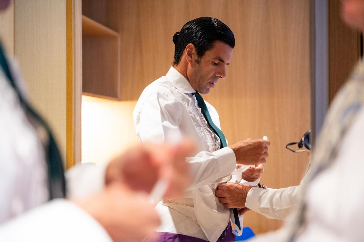 Galería | Así es el rito íntimo de vestirse de torero con Emilio de ...