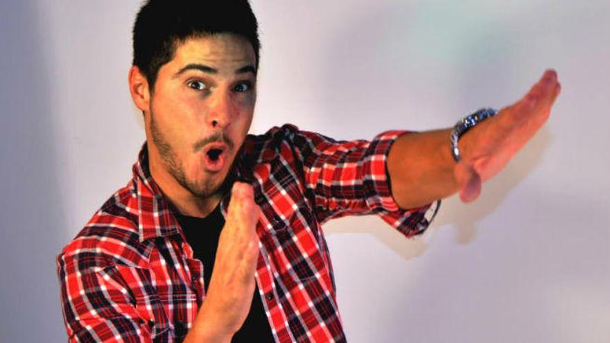 Alex Martinez fusiona música y humor en el Teatro Flumen