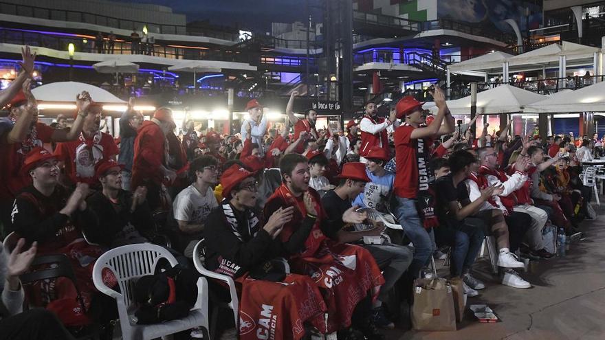 Ambientazo en el Zig Zag de Murcia durante el partido de Champions del ...